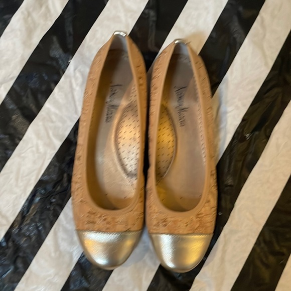 Neiman Marcus | Shoes | Neiman Marcus Sz 7m Quilted Cork Ballet Flats ...